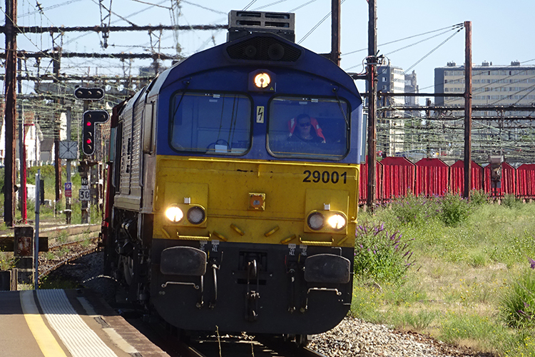 MainlineDiesels.net - Beacon Rail Class 68